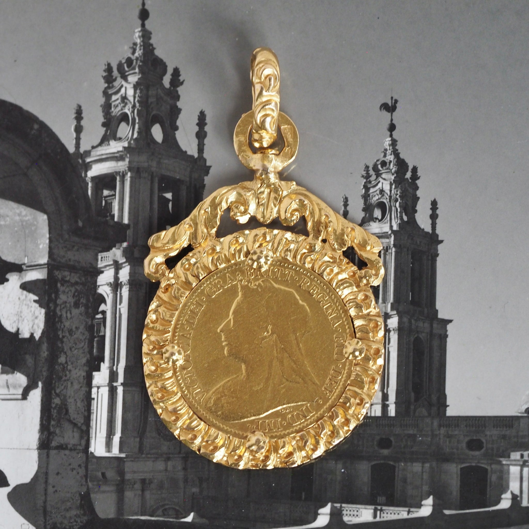 Antique Portuguese 22k Gold Queen Victoria Sovereign Coin Pendant c. 1