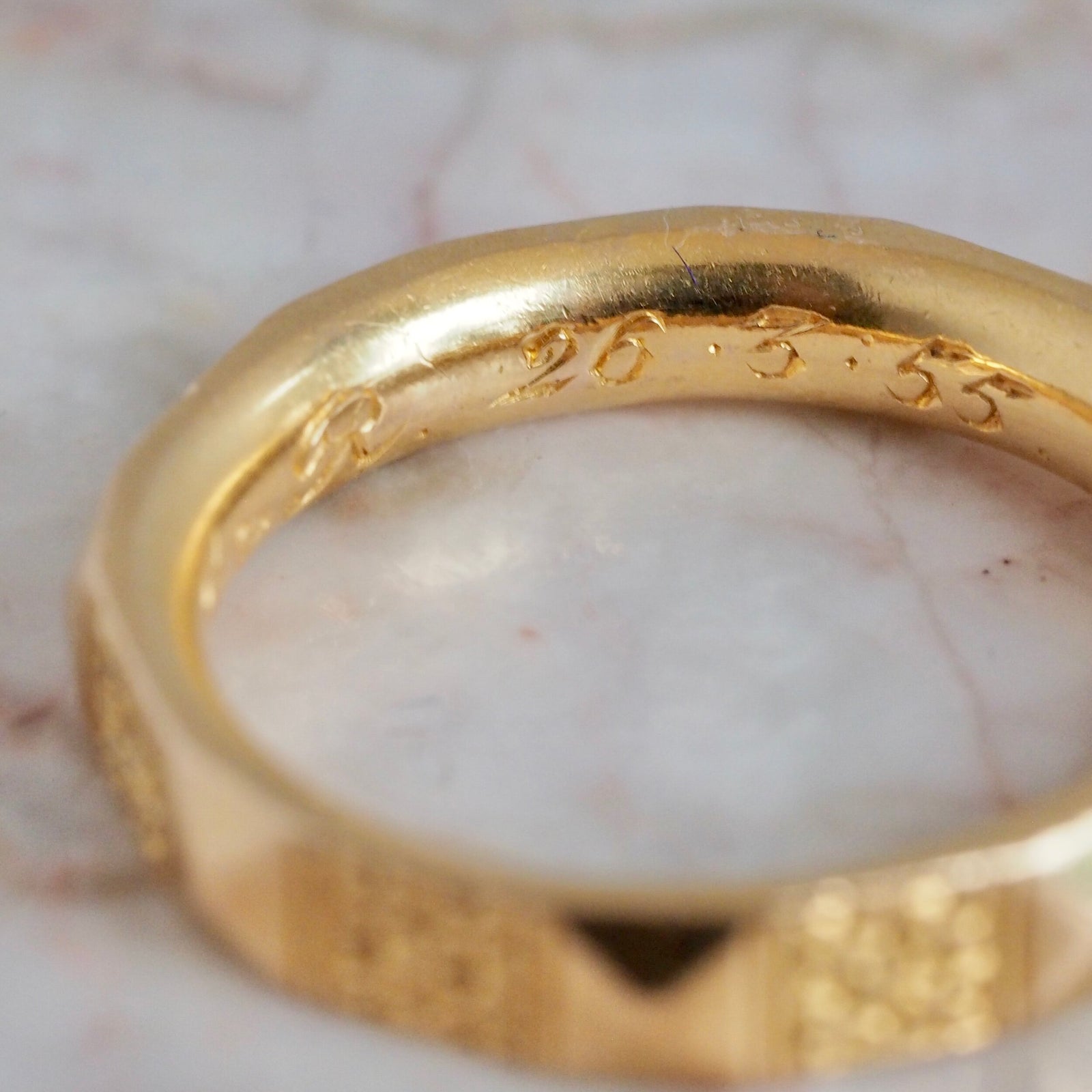 Mid-Century 22k Gold English Motif Band