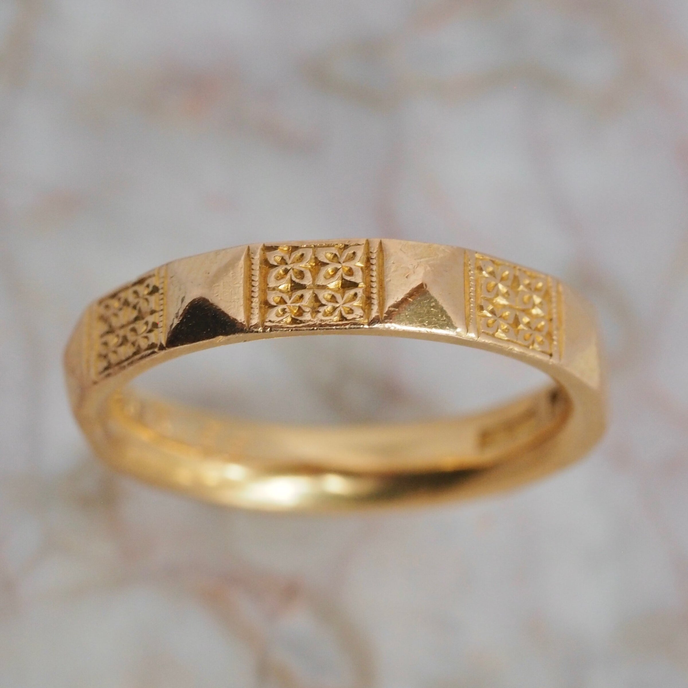 Mid-Century 22k Gold English Motif Band